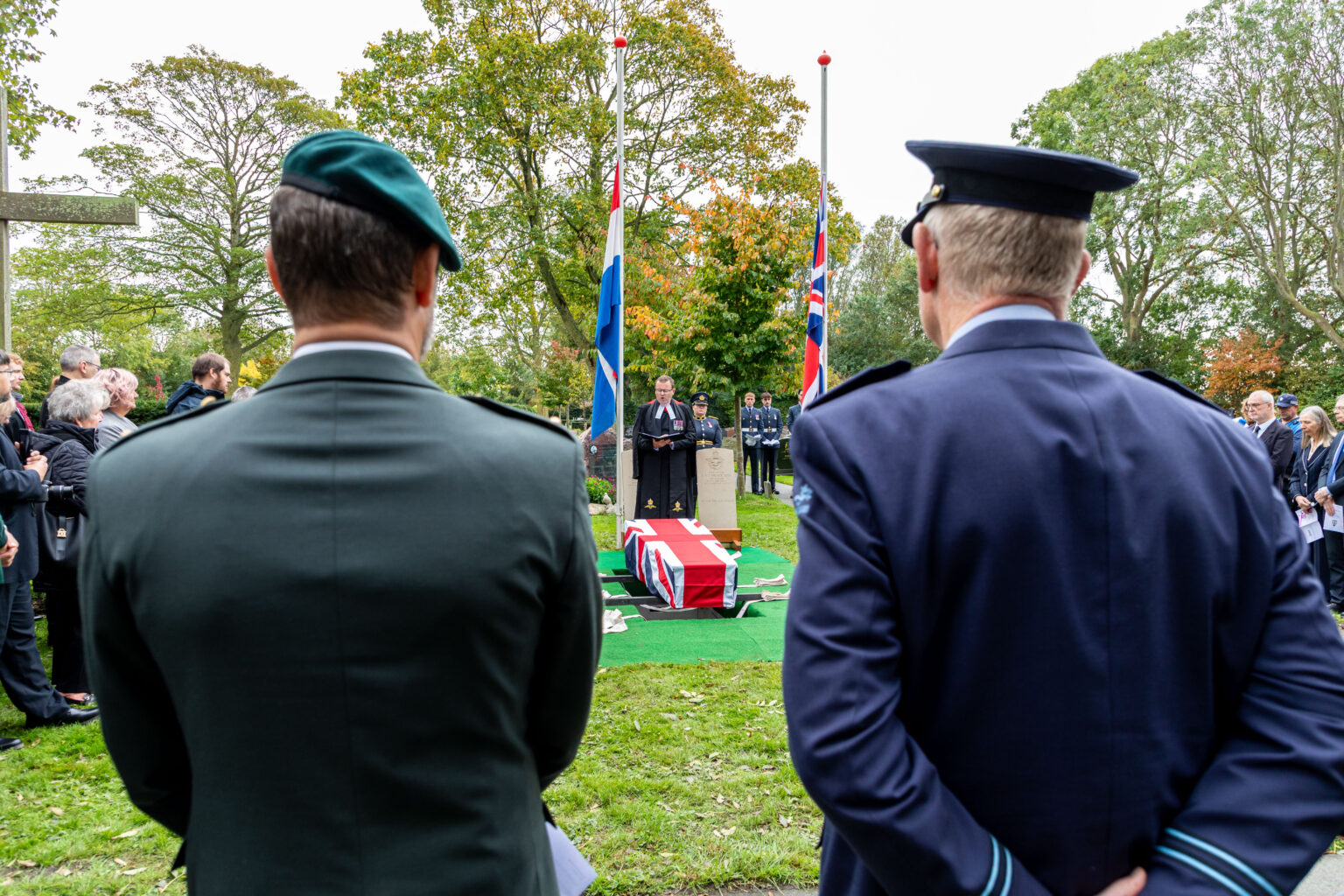 Geborgen Verleden: Bemanning Lancaster ED603 na 82 jaar herenigd in ...